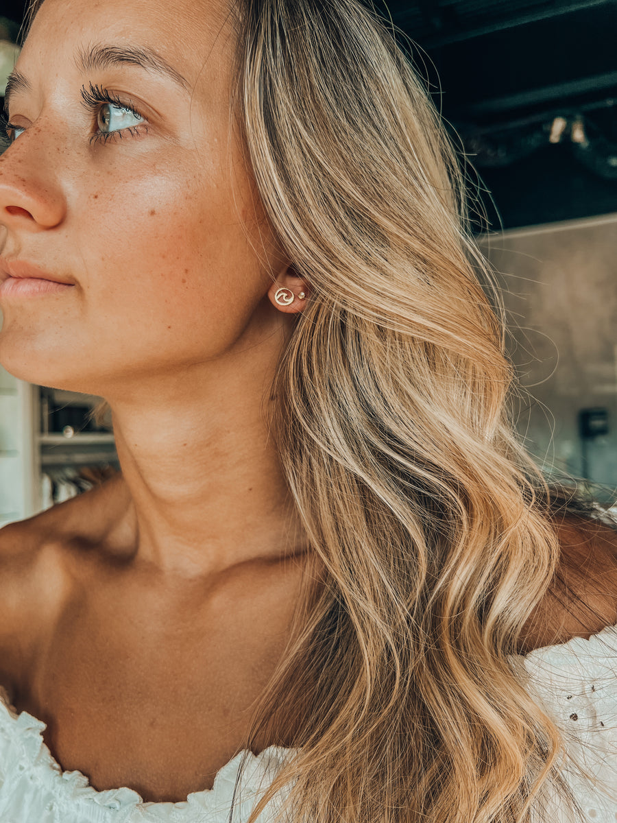 #1496 CIRCLE WAVE POST – Silver Girl